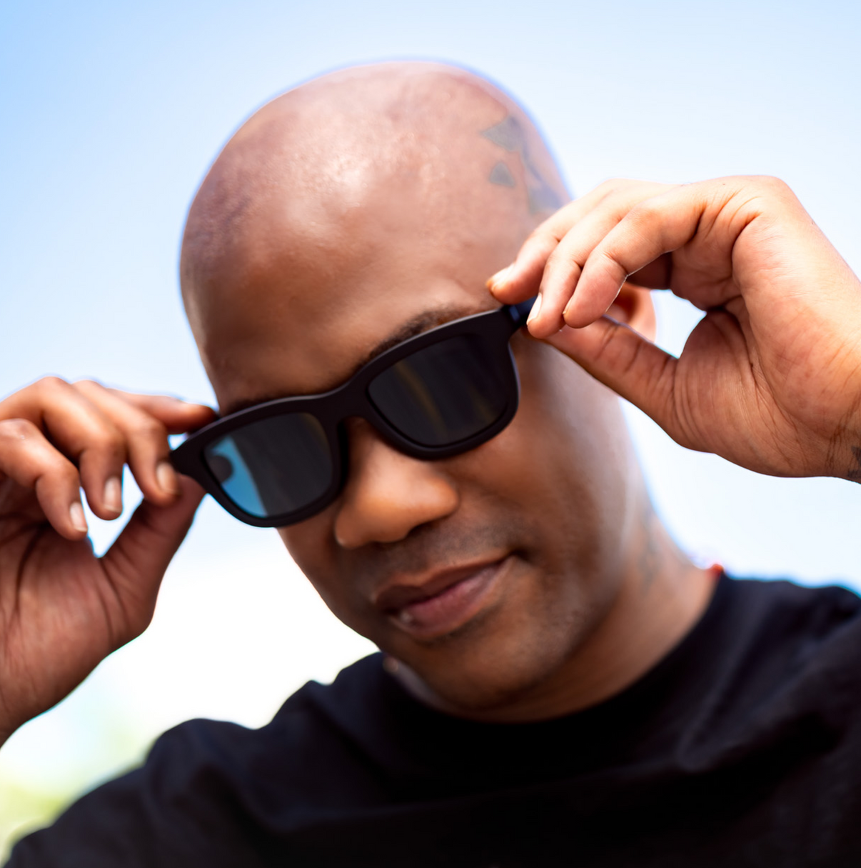 Dusk — the world's first electrochromic smart sunglasses – Chamelo